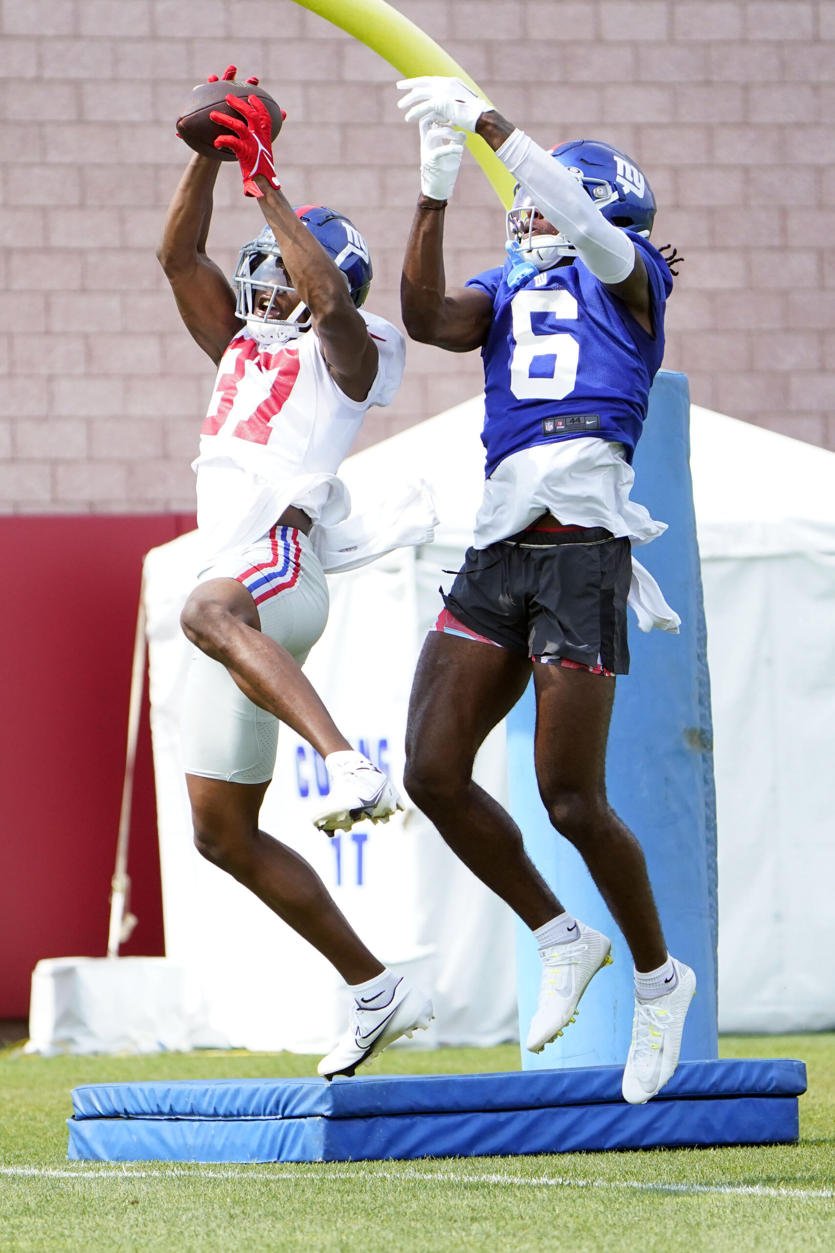 Giants incorporating 6th round cornerback gem into first team