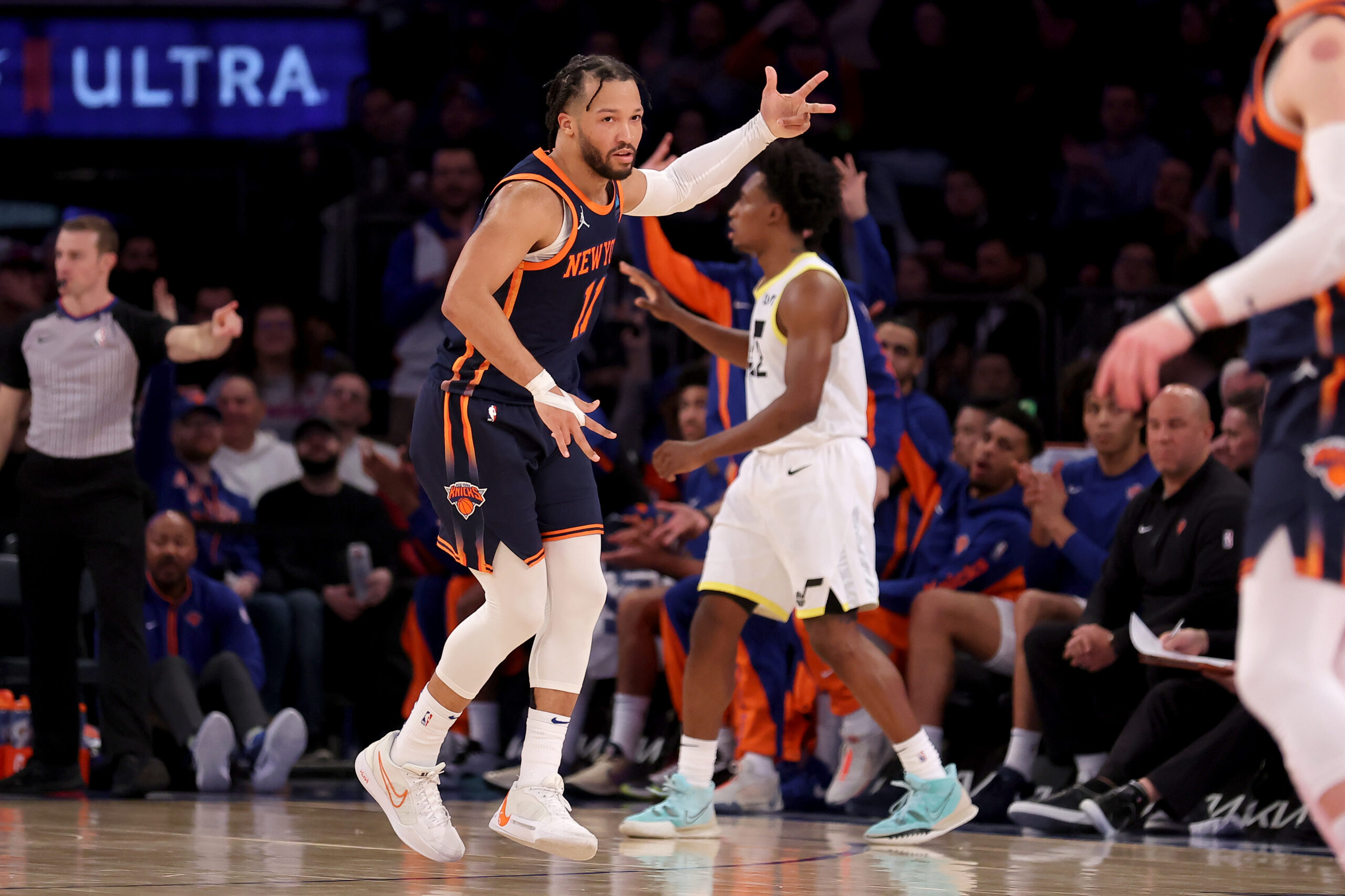 NBA great gives Knicks playoff advantage behind rallying MSG crowd