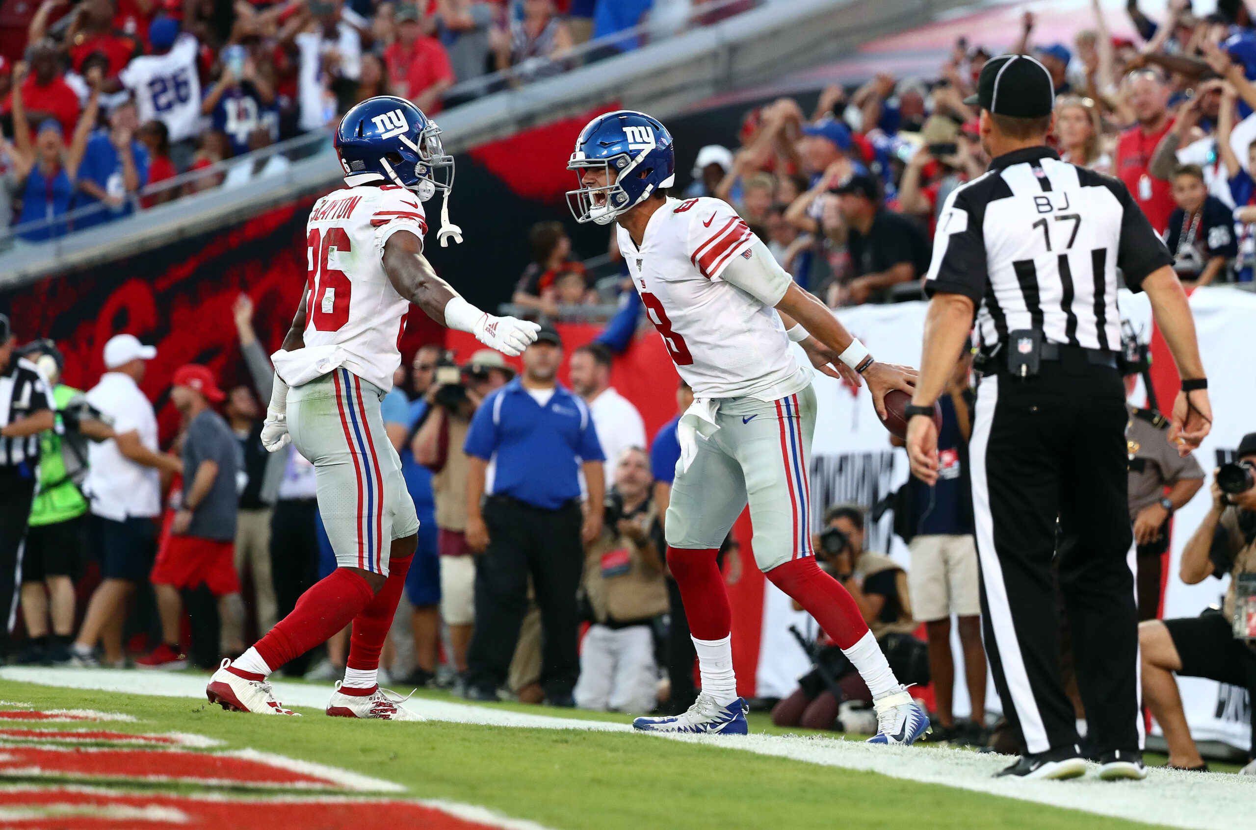Giants' Darius Slayton defends his quarterback in do-or-die season