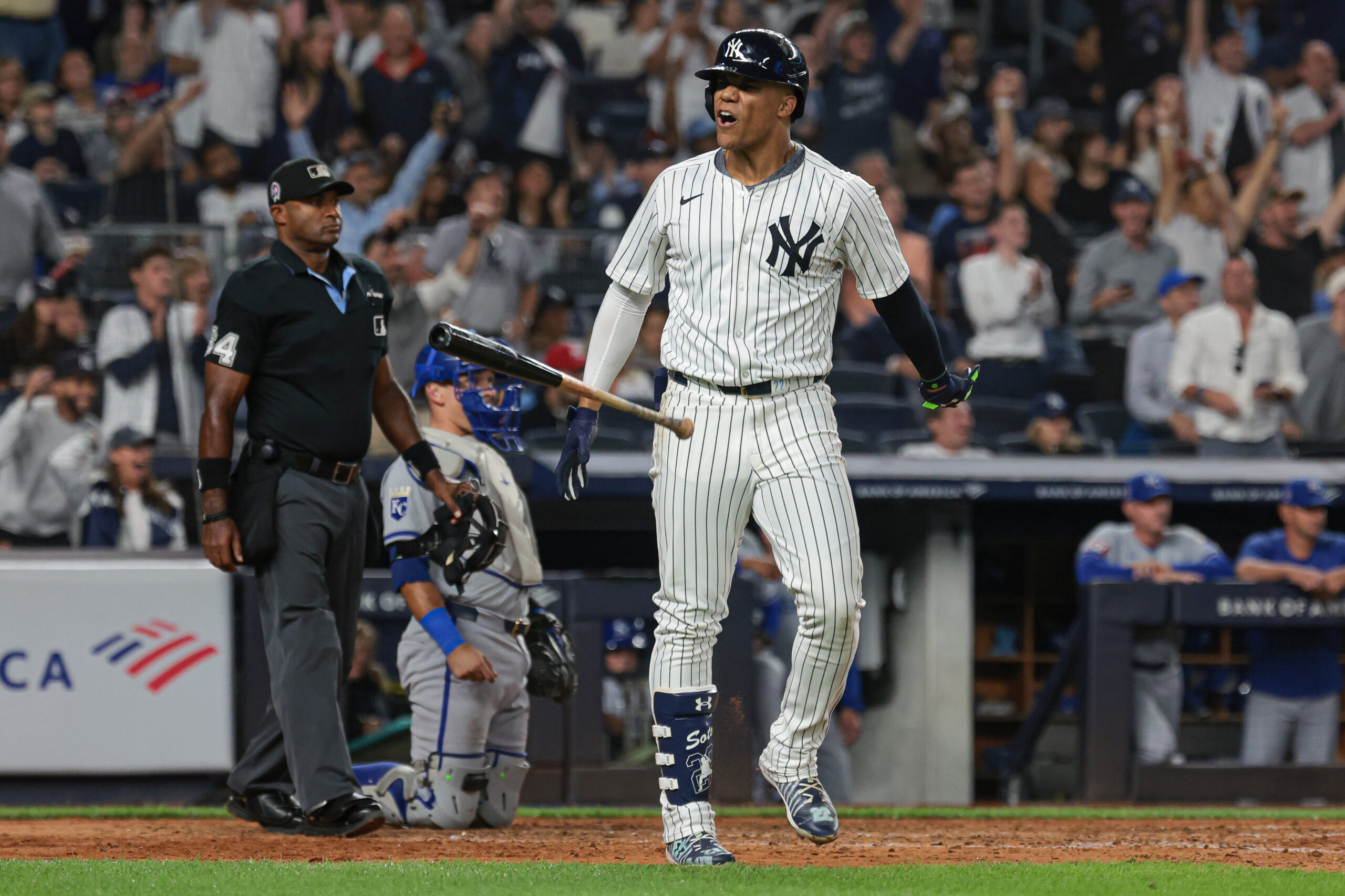 Yankees' star slugger dodges injury in style