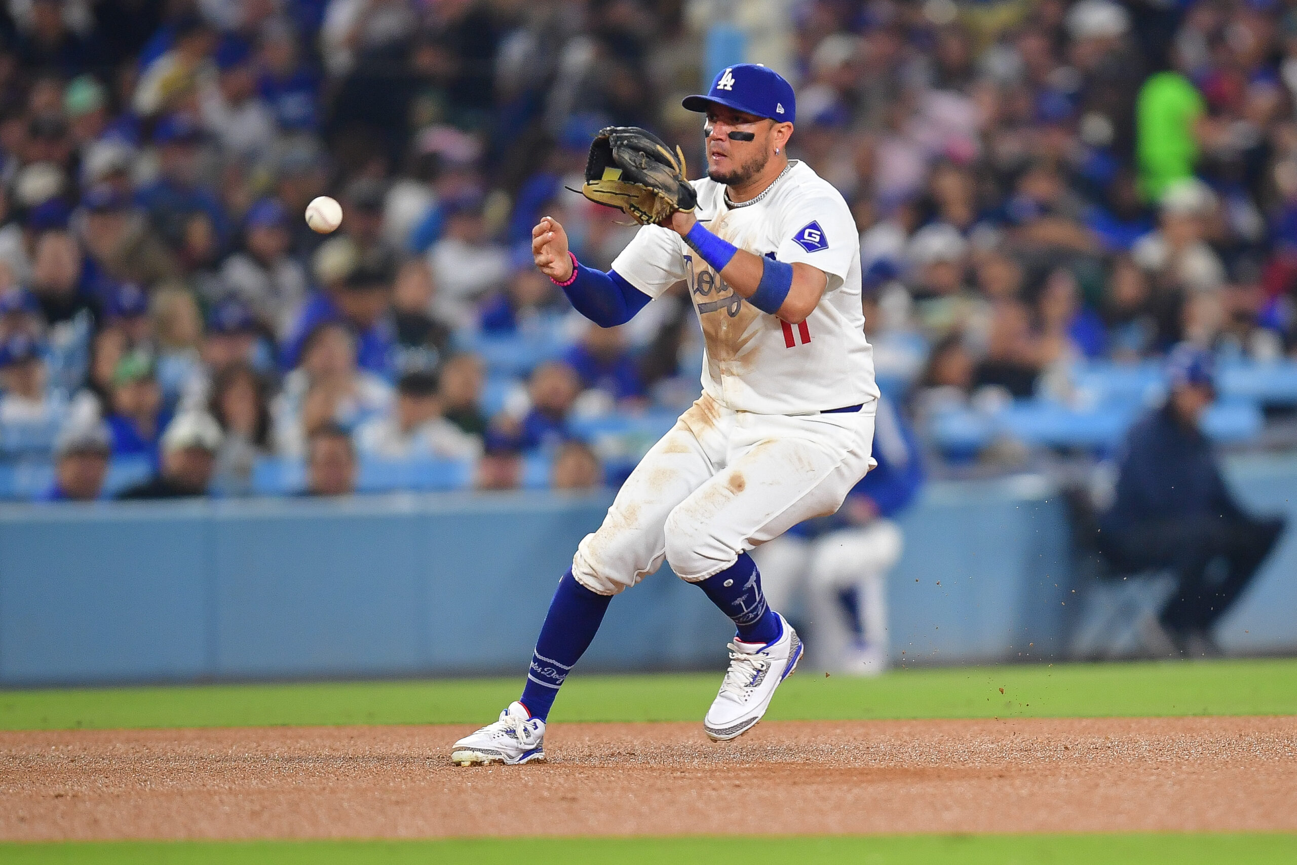 Dodgers shortstop playing through torn left adductor muscle