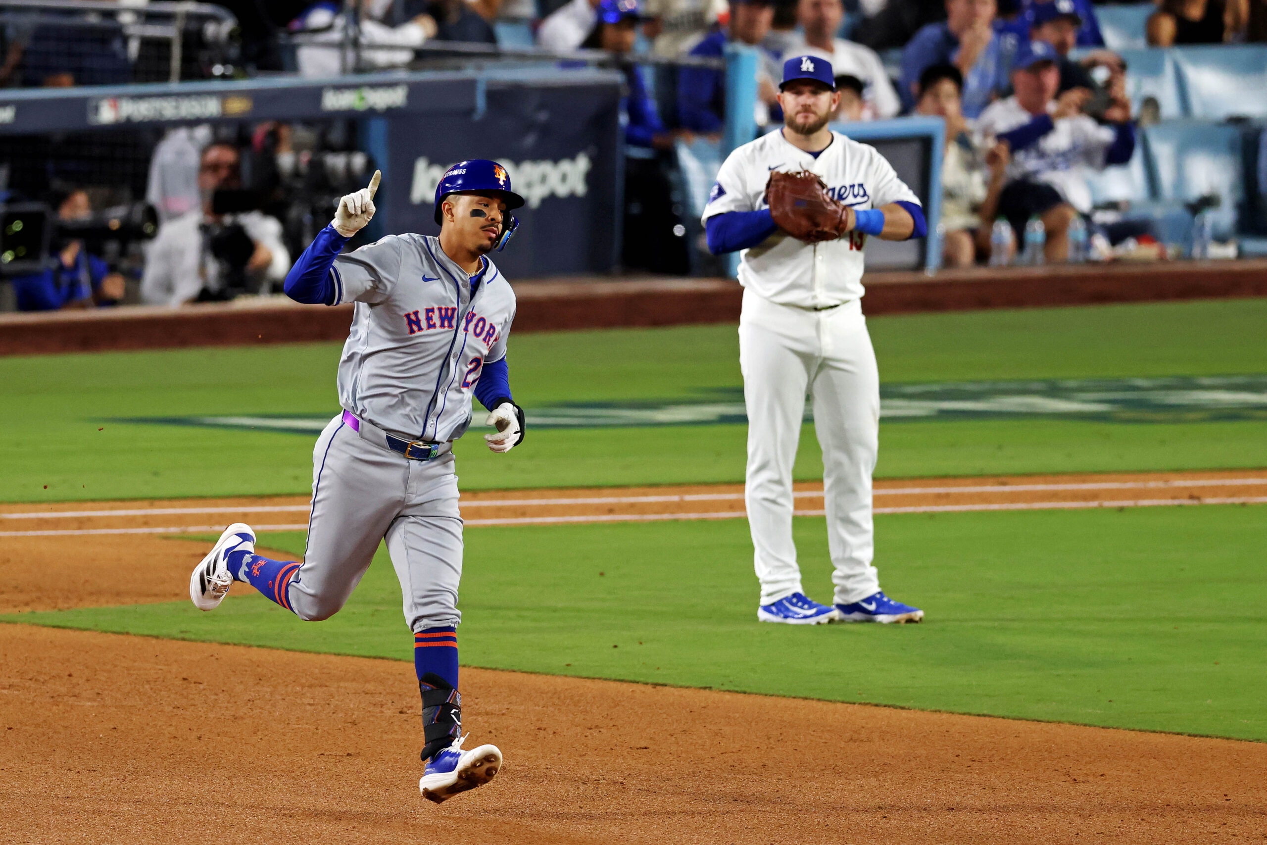 Mets' young slugger scratched from Friday's game with an injury