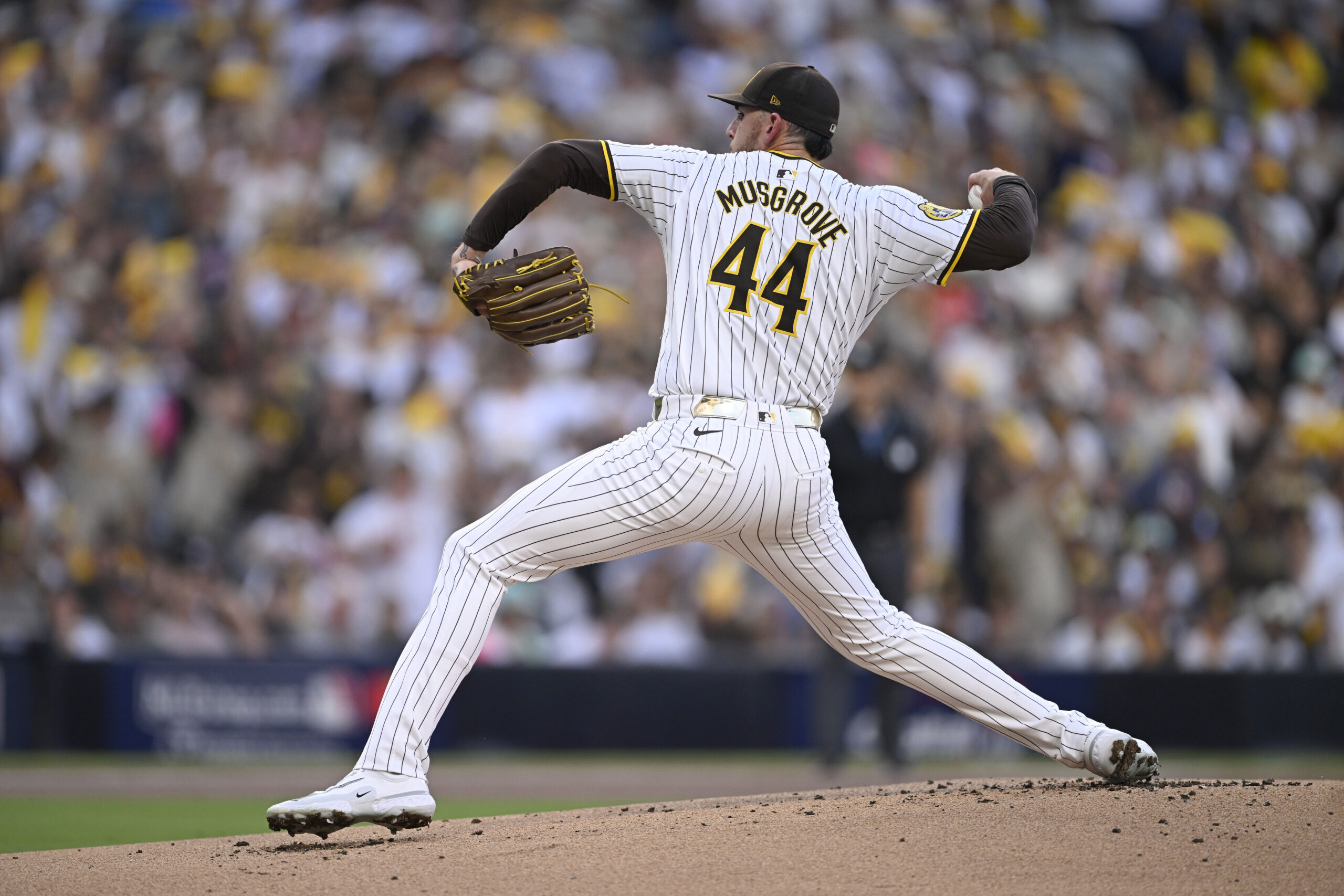 Padres star pitcher devoted to team in 2025 despite injury