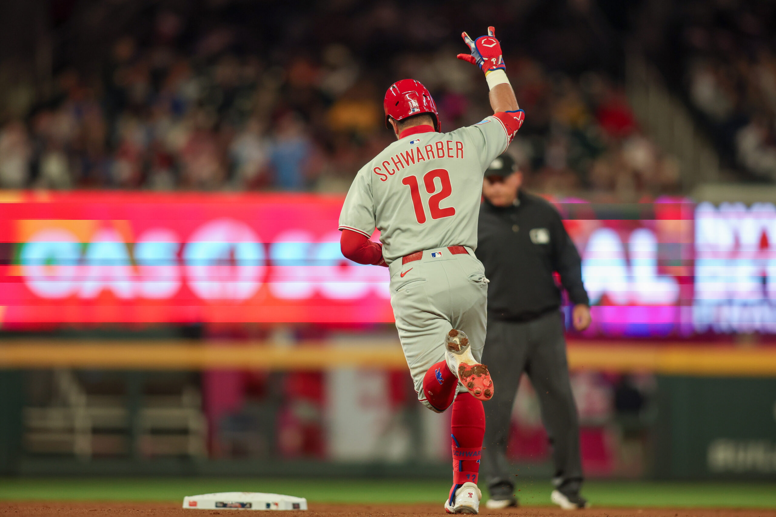 Phillies’ standout slugger keeps torrid home run pace despite loss to ...